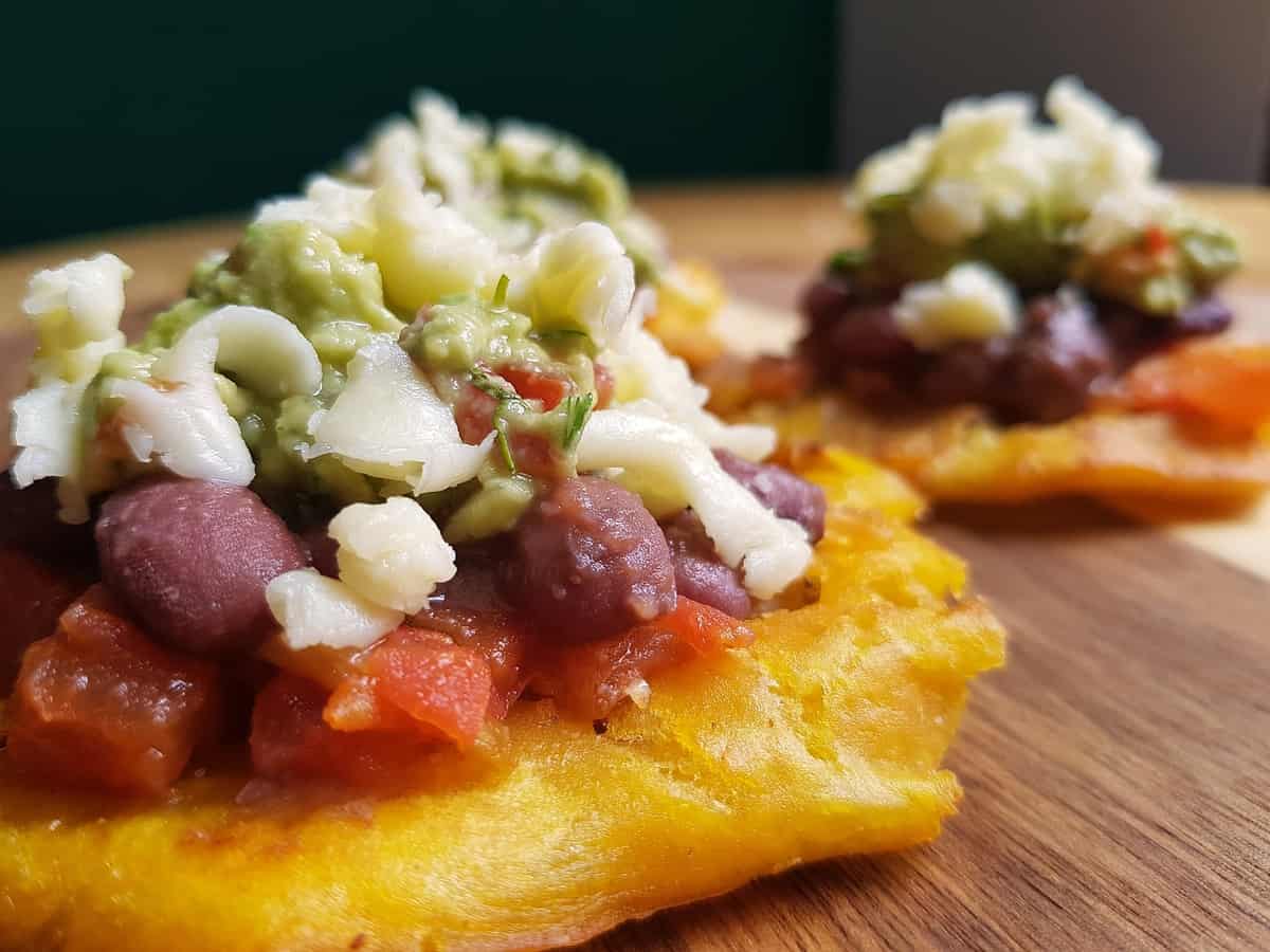 Patacones con Frijoles, Guacamole, Hogao y Queso